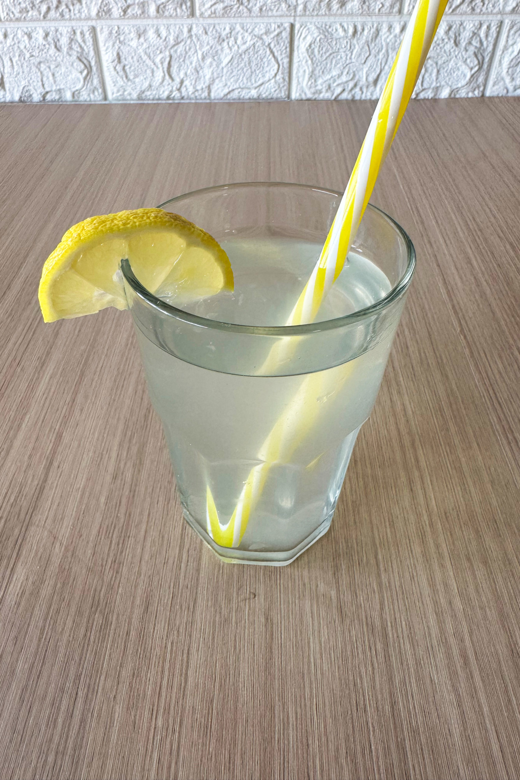 Easy Sweet Lemonade - Easy Shmeezy Recipes